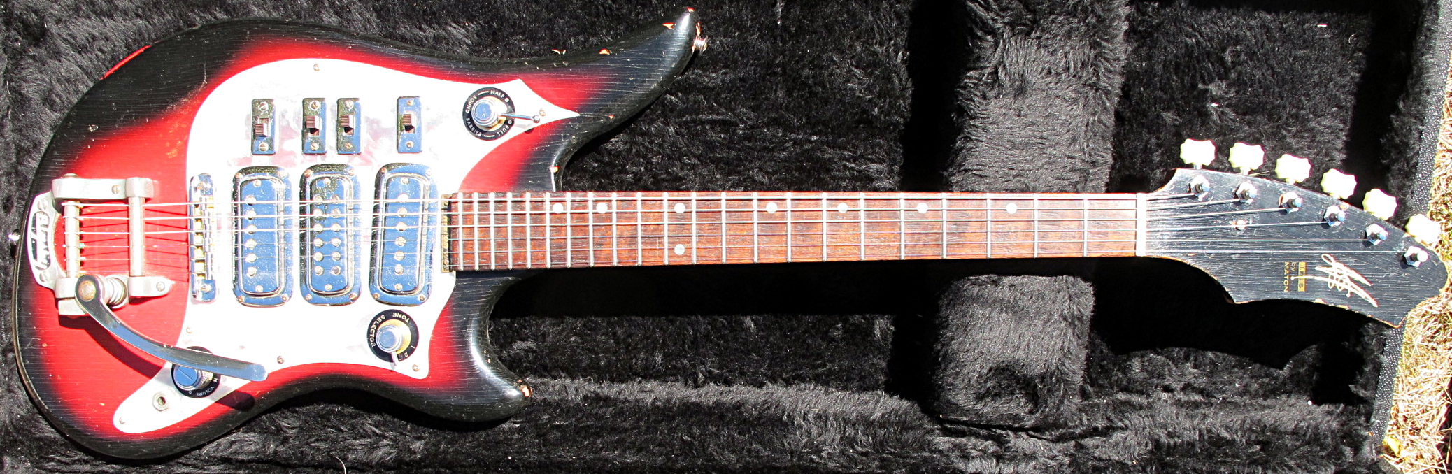 GALLERY - BLACK GUITARS